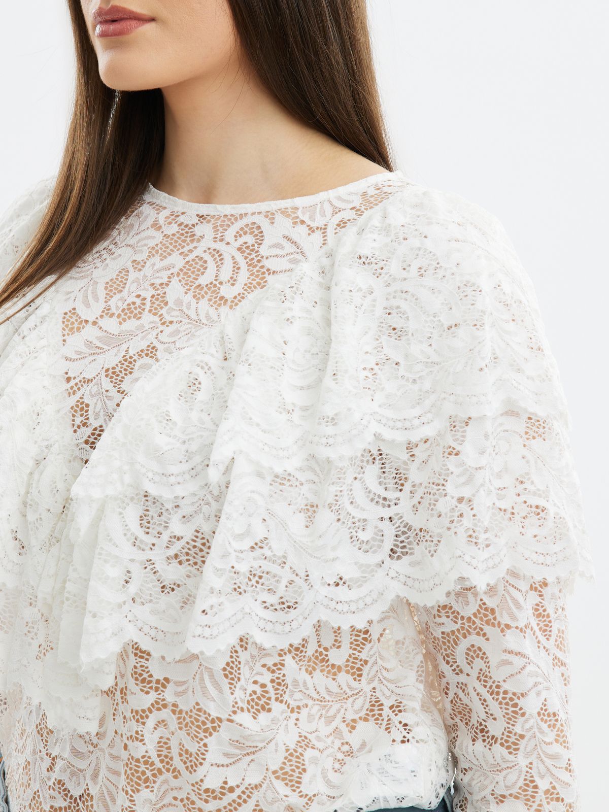 Lace-textured blouse with ruffles | mat fashion